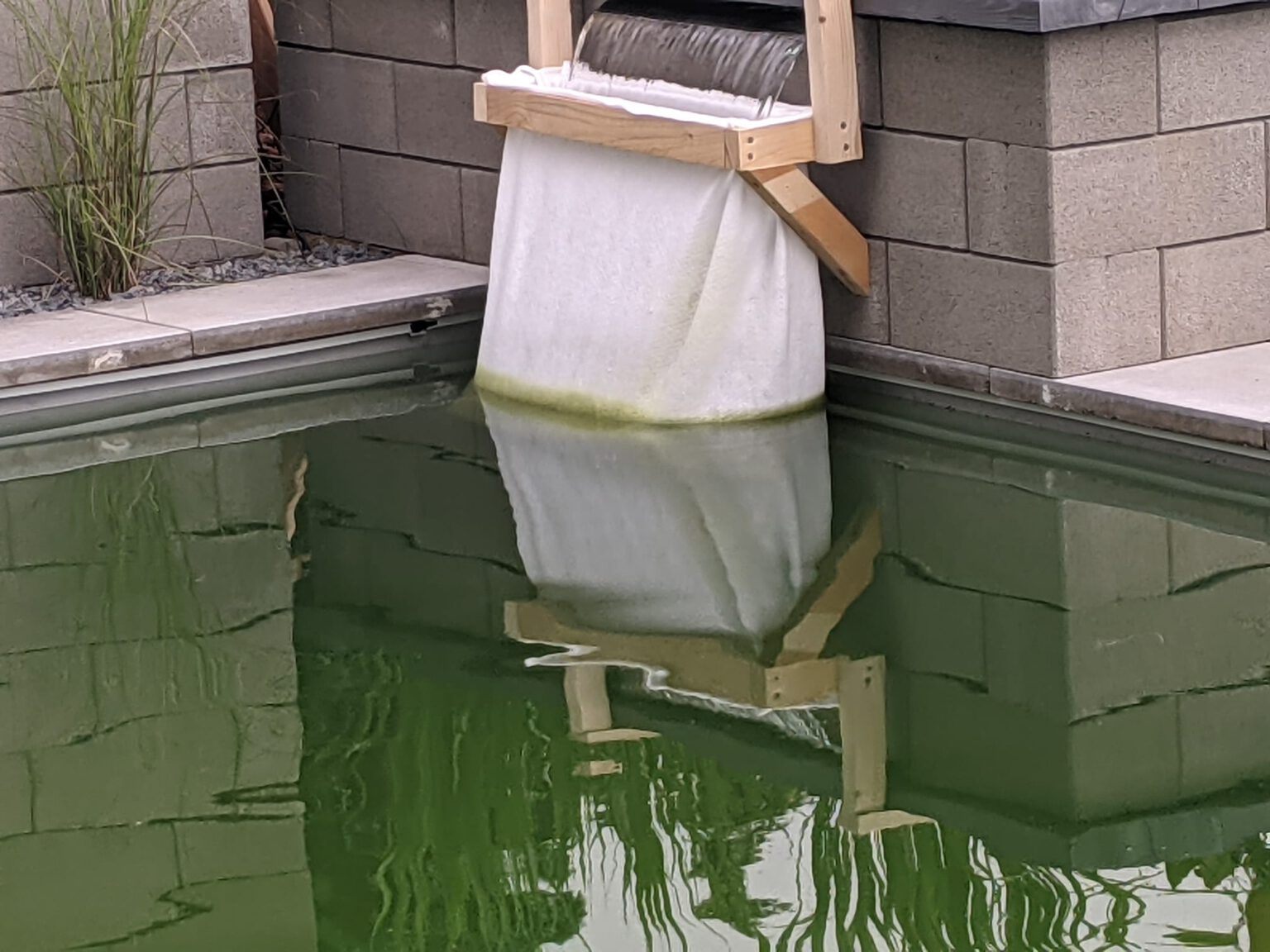 Ein selbstgebauter Vliesfilter oder ein Filtersack zur Filterung von ...